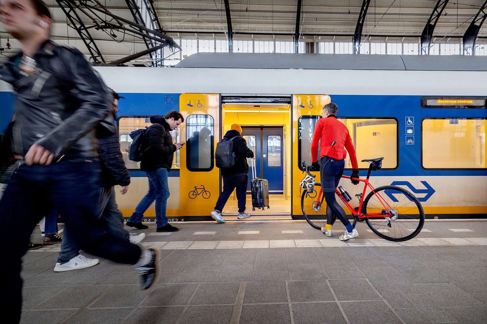 Te weinig fietsplaatsen in de trein - Fietsersbond